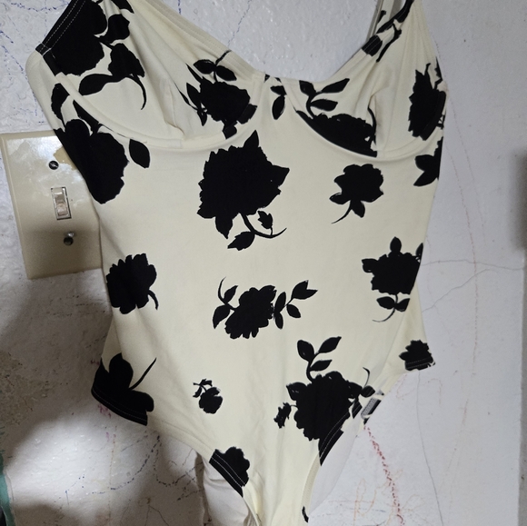 kate spade | Swim | Kate Spade Underwire One Piece Swimsuit Keyhole ...